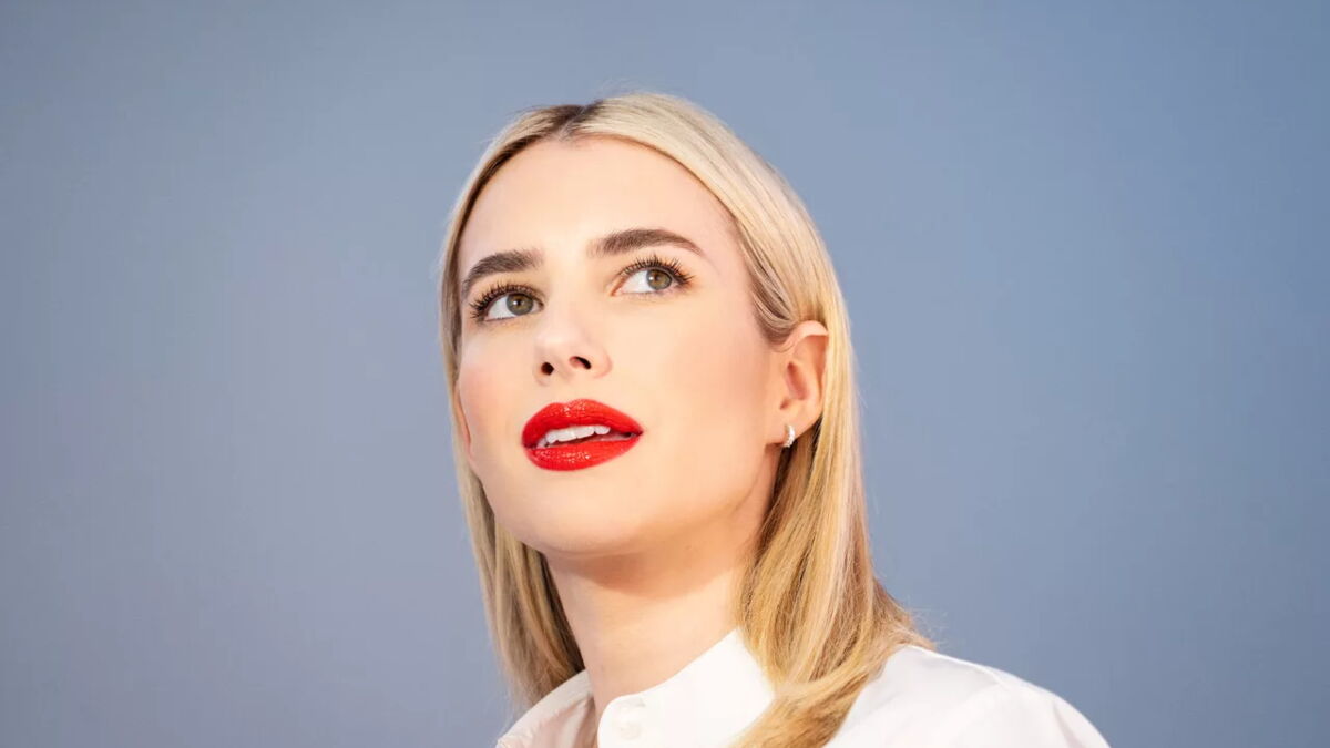 Emma Roberts ne jure que par ce rouge à lèvres brillant sans transfert ...