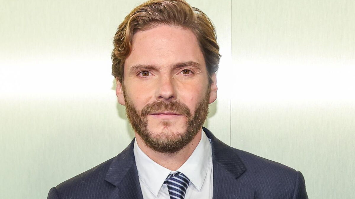 Qui est Daniel Brühl, l'interprète du couturier dans Becoming Karl ...