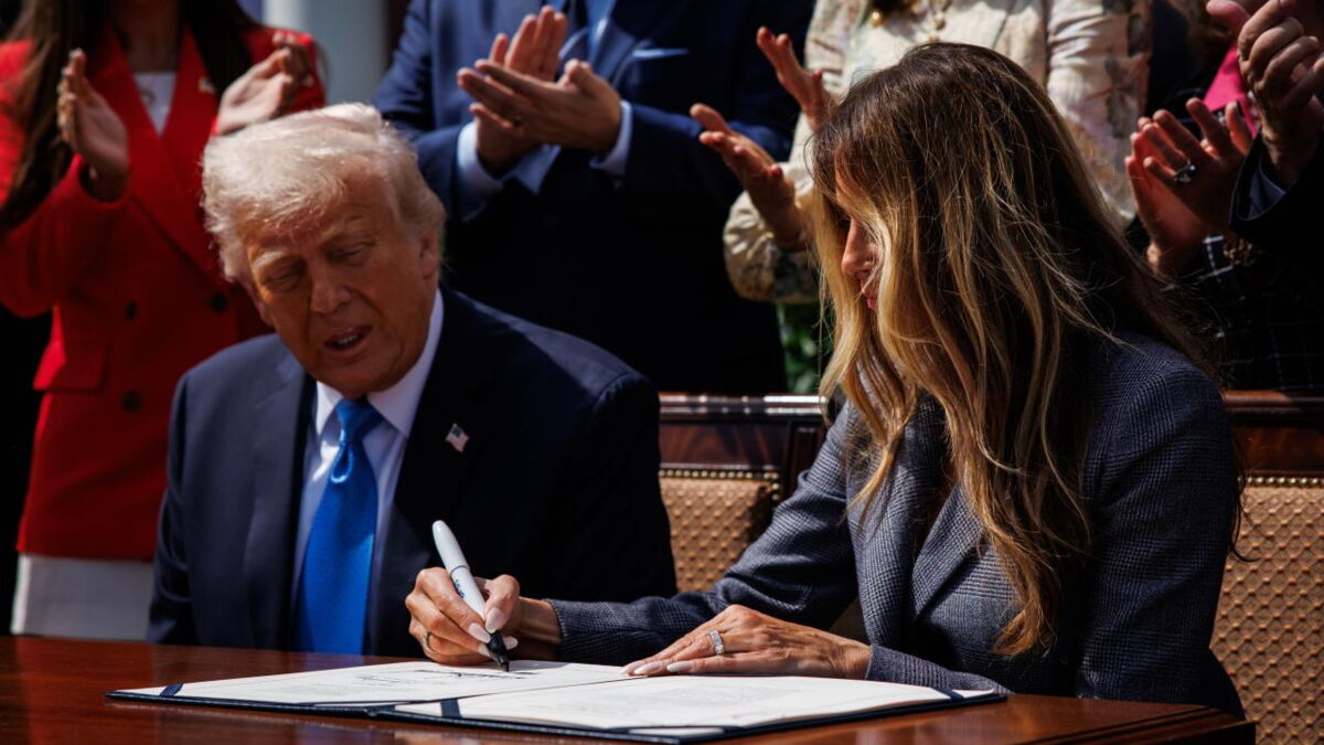 Melania Trump entre dans l'Histoire : première First Lady à co-signer ...