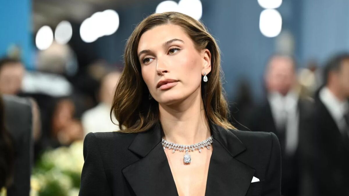 L'astuce infaillible d'Hailey Bieber pour réveiller sa peau et gagner ...