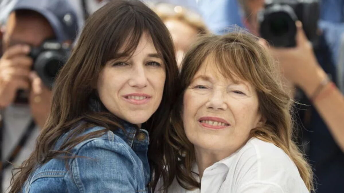 Émouvantes retrouvailles à Paris : Charlotte Gainsbourg et Lou Doillon ...