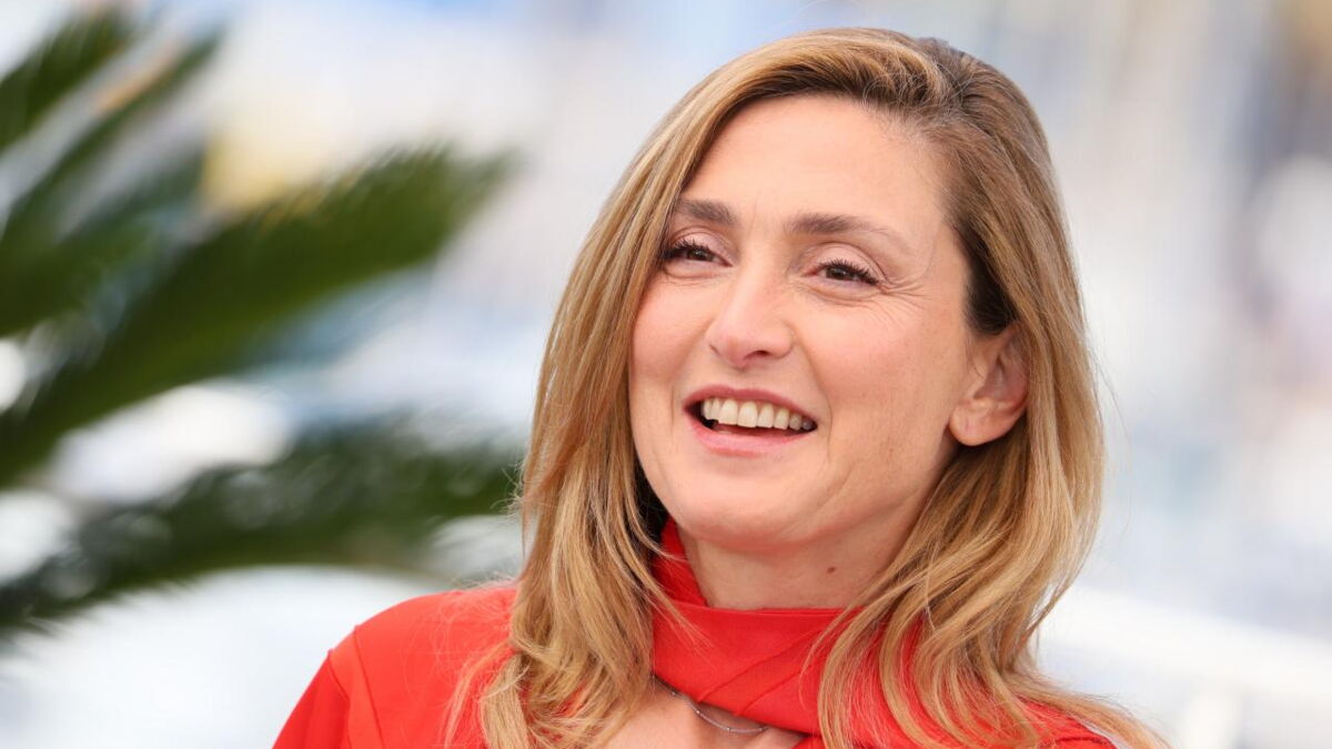 "Je ne sortais plus" : Julie Gayet se confie sur ses débuts compliqués ...