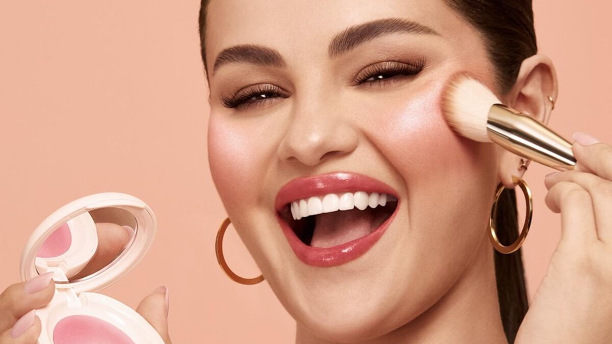 À peine sorti, ce produit mi-blush, mi-highlighter fait déjà le buzz ...