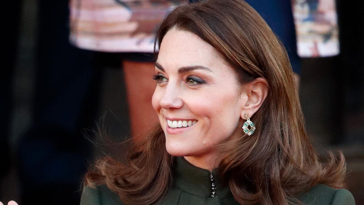 Kate Middleton radieuse dans une robe rouge à strass ! (Vidéo)