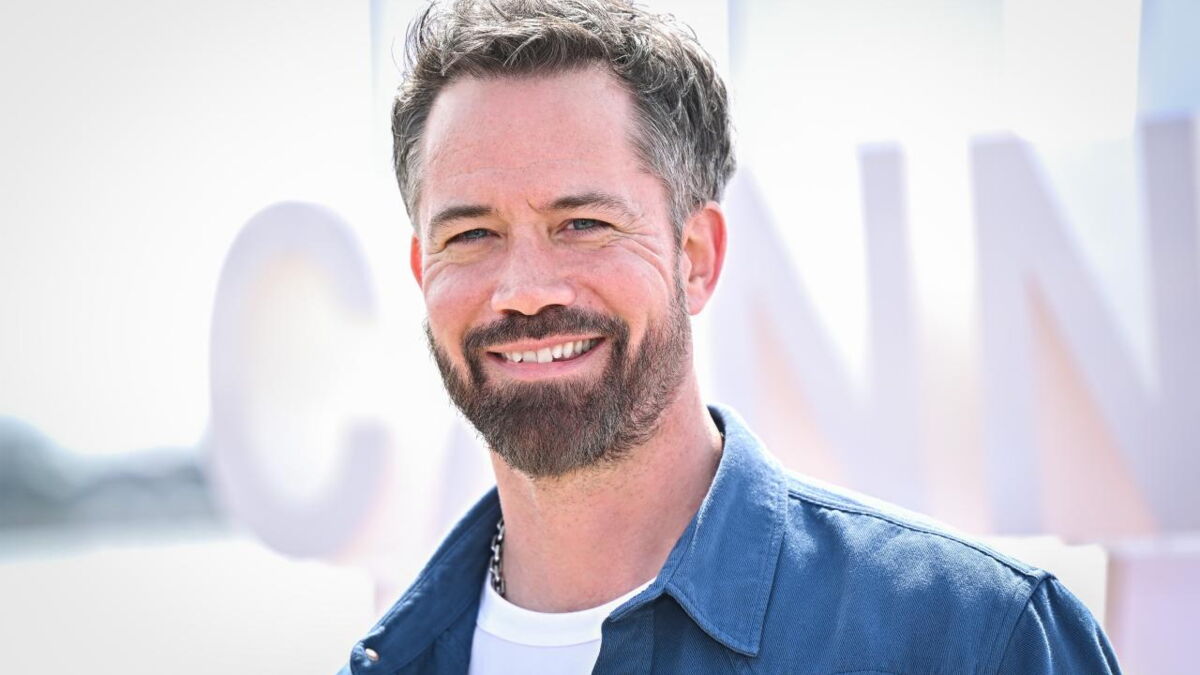 "Il y a toujours un bout de lui qui vit" : Emmanuel Moire bouleversé ...