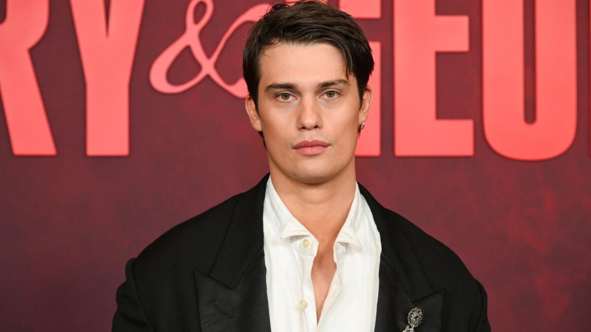 Nicholas Galitzine n'a d'yeux que pour ce parfum addictif et intense ...