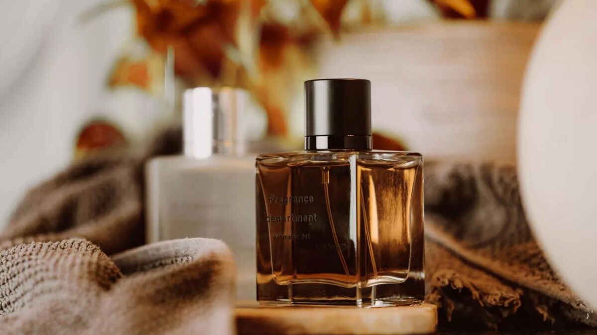 Ce parfum sophistiqué incarne l’essence d’un pied-à-terre parisien