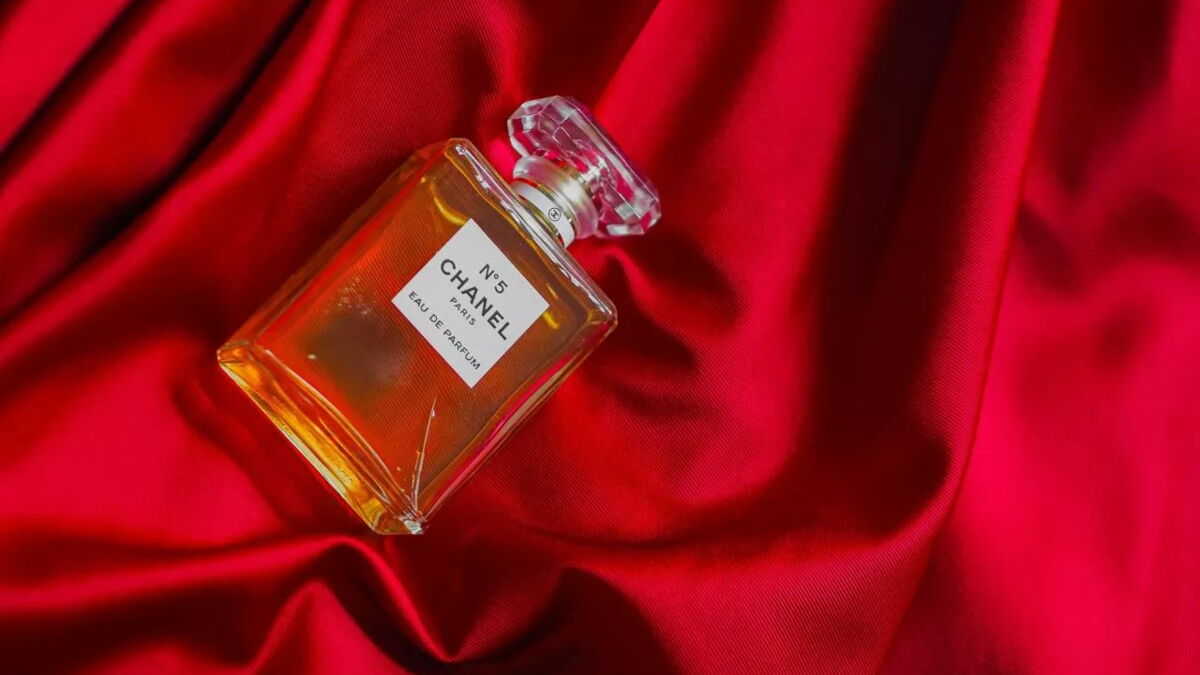 Ce nouveau parfum fruité incarne toute l'intensité d'un coup de cœur ...