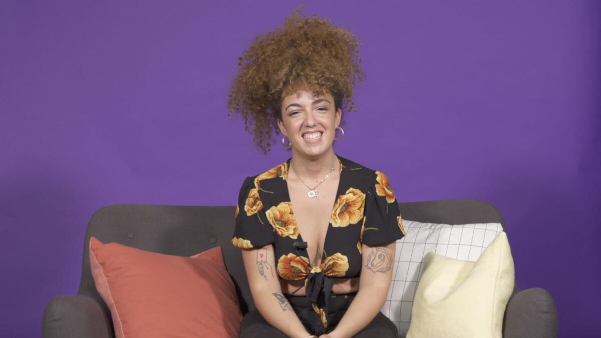 Shera : l'influenceuse se confie avec humour sur ses premières et ...