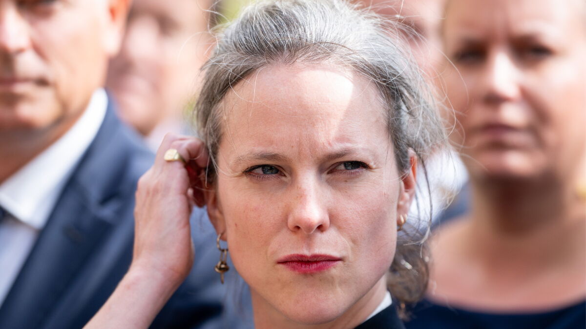 Lucie Castets "favorable" à la régularisation de "tous les sans-papiers ...