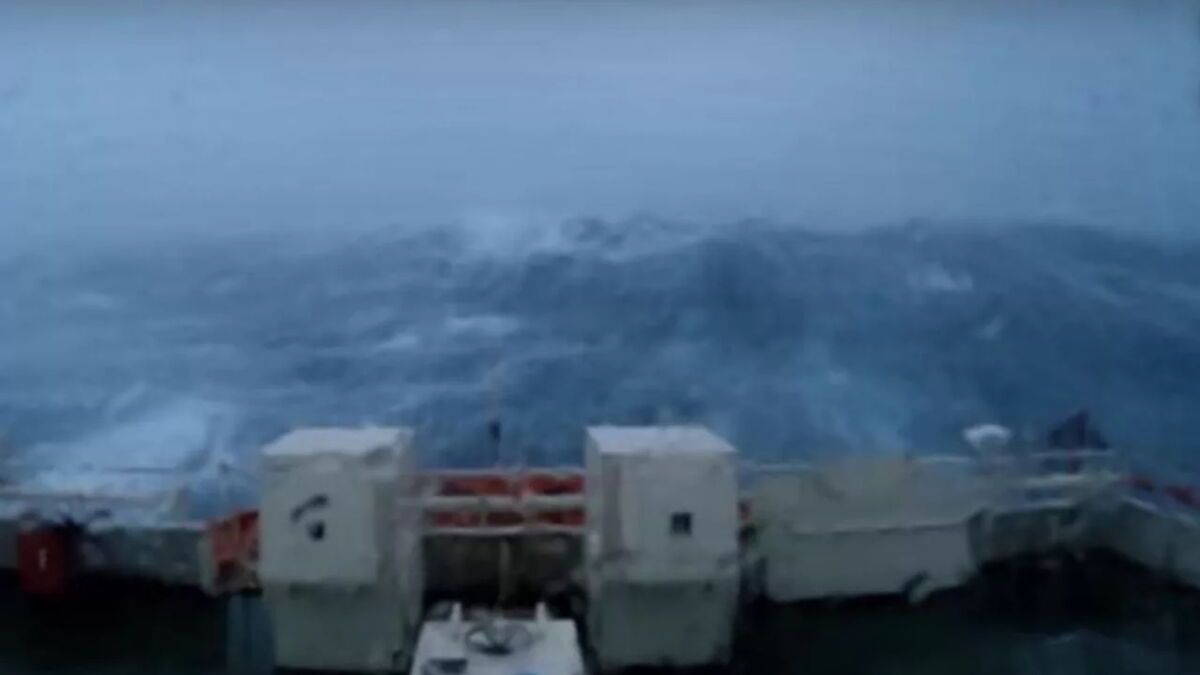 Une impressionnante tempête en mer du Nord, filmée à bord d'un navire ...