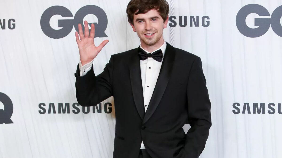 Avec qui Freddie Highmore est-il en couple