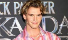 Luc Besson et Sarah Saldmann en couple : ils ont échangé un baiser sur ...