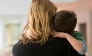 "Mon ex footballeur professionnel a tenté de me tuer" Emma Zoug victime ...