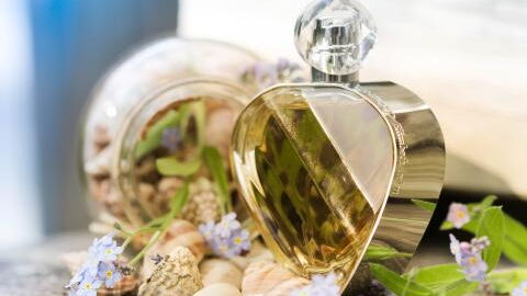 Kylie Jenner dévoile une nouvelle version de son iconique parfum Cosmic