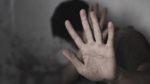 "Mon ex footballeur professionnel a tenté de me tuer" Emma Zoug victime ...