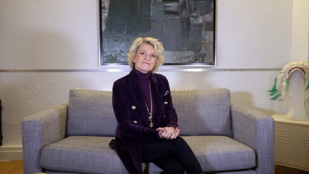 Sophie Davant ne jure que par ce produit à moins de 19 € pour réaliser sa coupe de cheveux signature