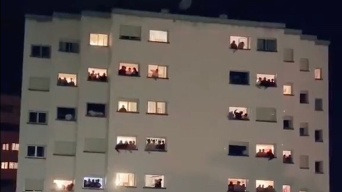 Putes Nymphos Des Centaines Détudiants Insultent Des Jeunes Femmes