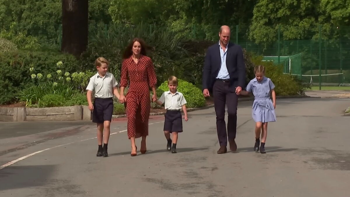 Les premiers moments de George, Charlotte et Louis de Cambridge dans ...
