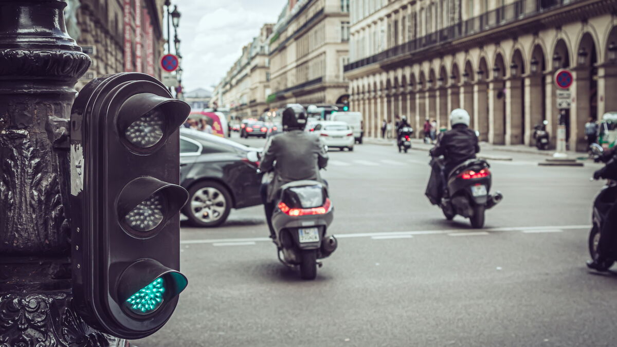 Des policiers testent la puissance d'un scooter trafiqué