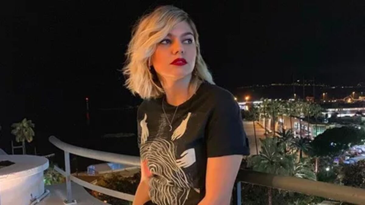 Louane affiche son baby bump au dernier défilé de Jean-Paul Gaultier
