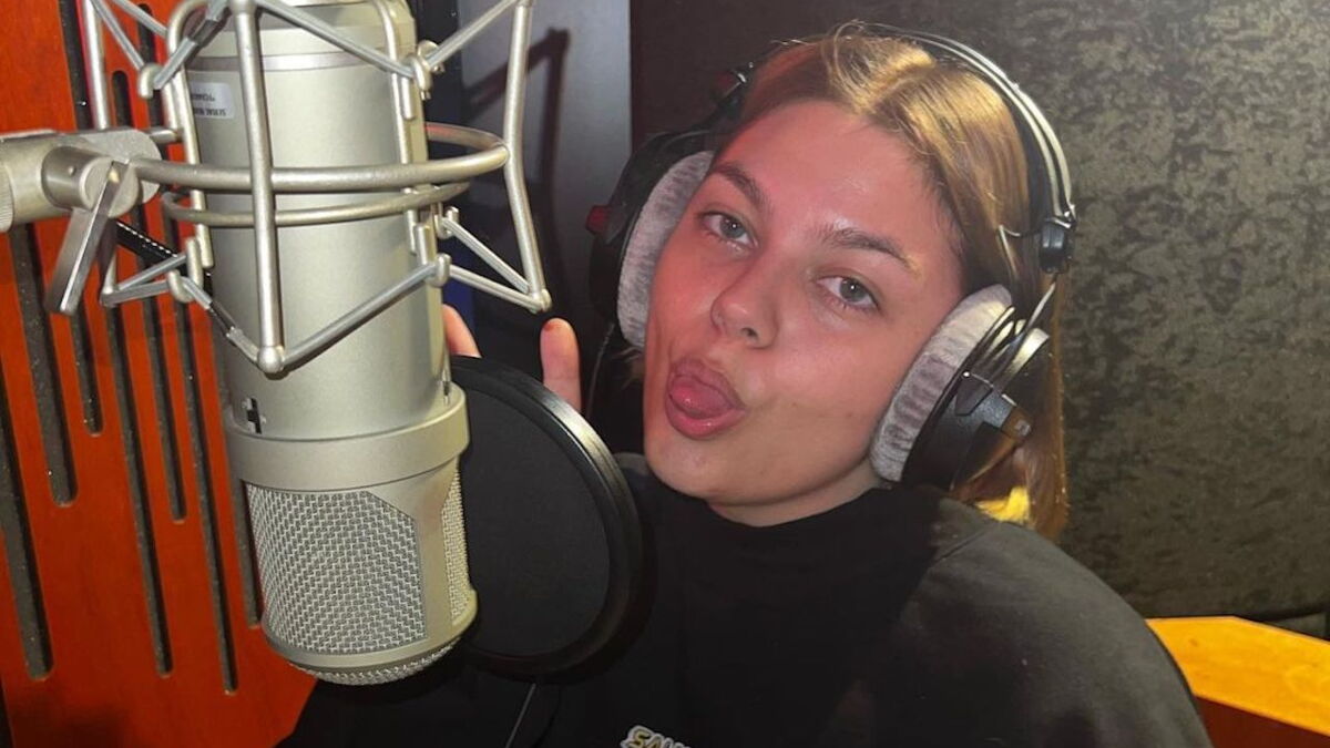 "No make up, no filter" : Louane critiquée sur son physique, elle ...