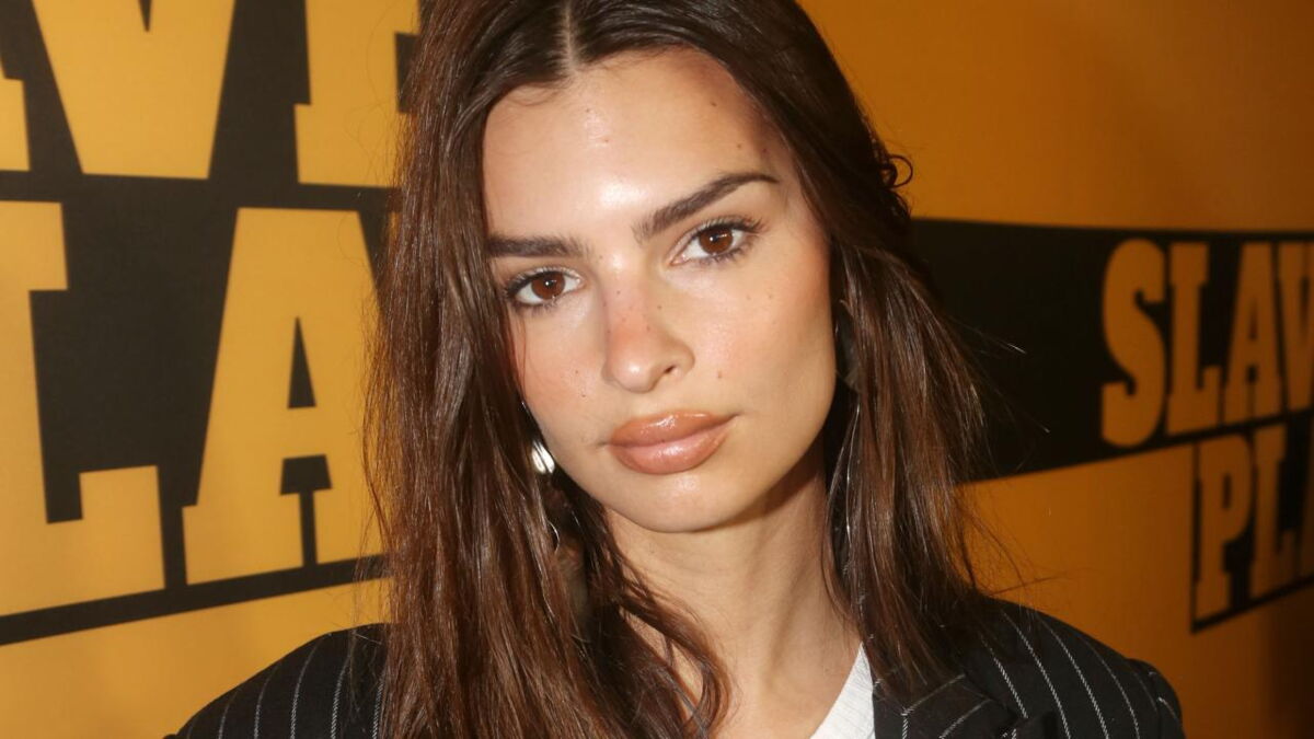 Emily Ratajkowski sublime dans un body blanc très moulant