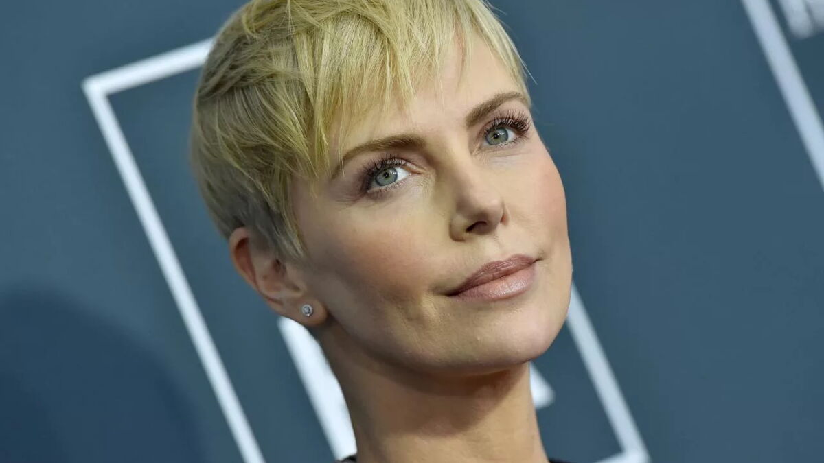 Charlize Theron sublime avec une robe métallisée au décolleté vertigineux