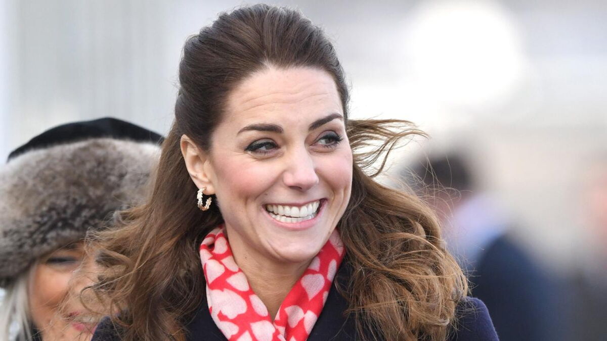 Kate Middleton ose la robe rouge flashy et ça lui va à ravir ! (Vidéo)