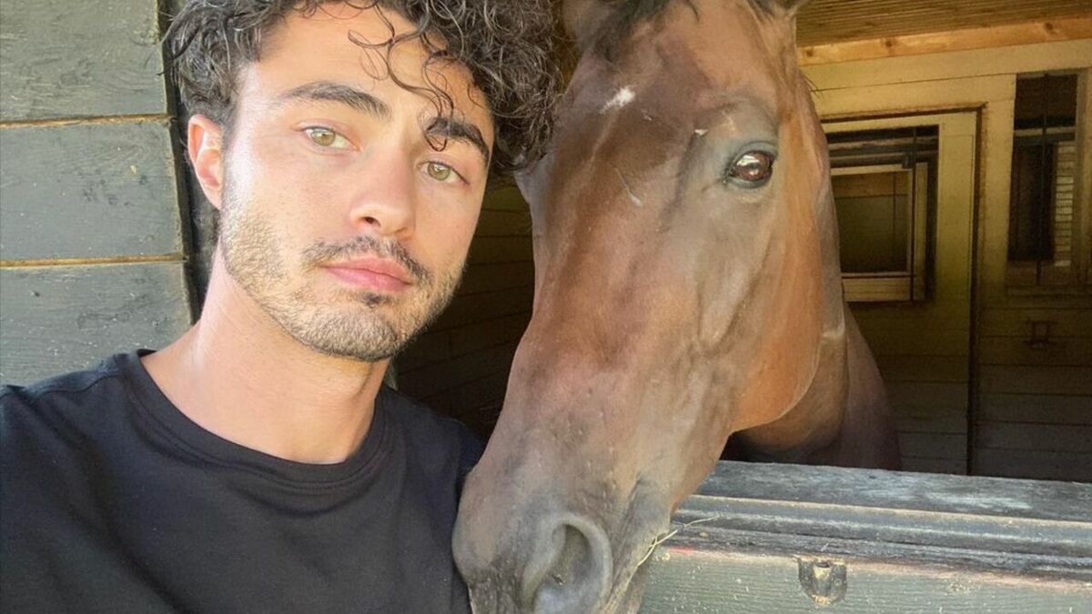 Darren Barnet : qui est la petite amie de l'acteur de Love Hard sur ... Darren Barnet : qui est la petite amie de l'acteur de Love Hard sur ...