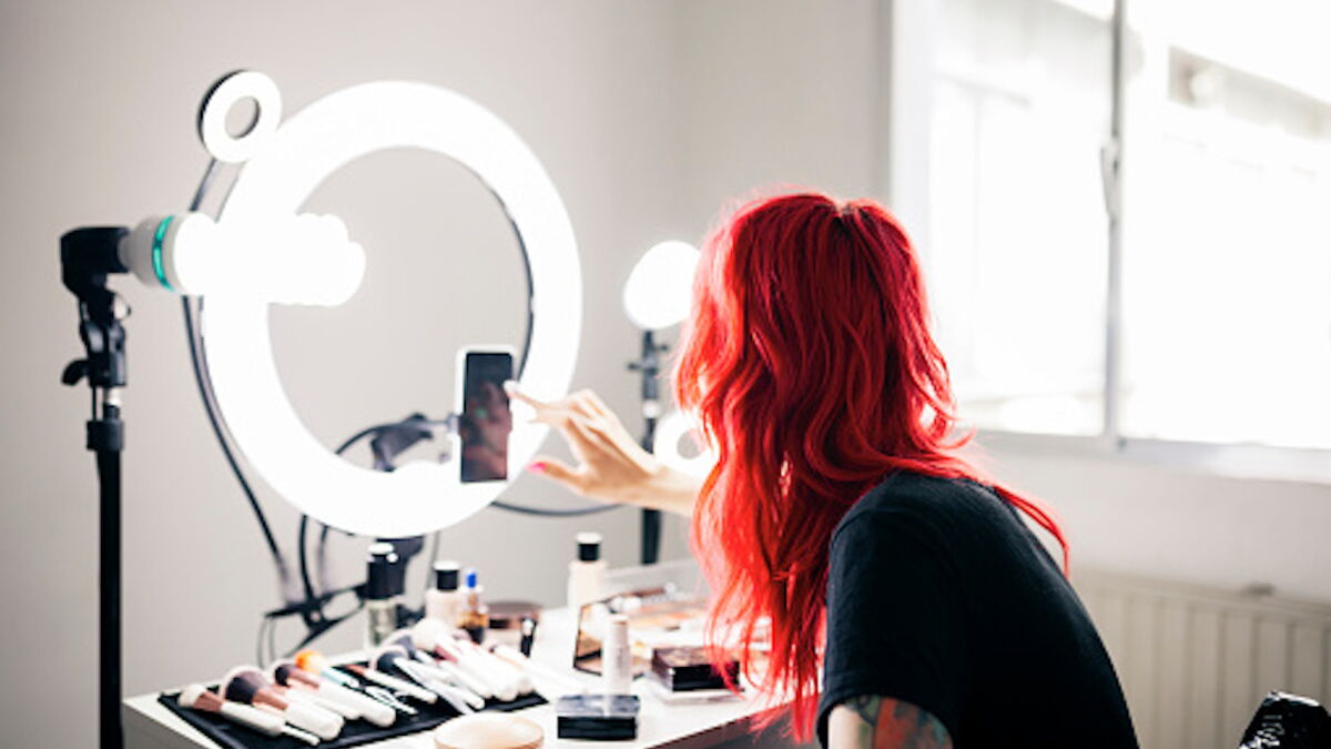 "Un enfer", "une arnaque" : l'ouverture d'une école d'influenceurs ...