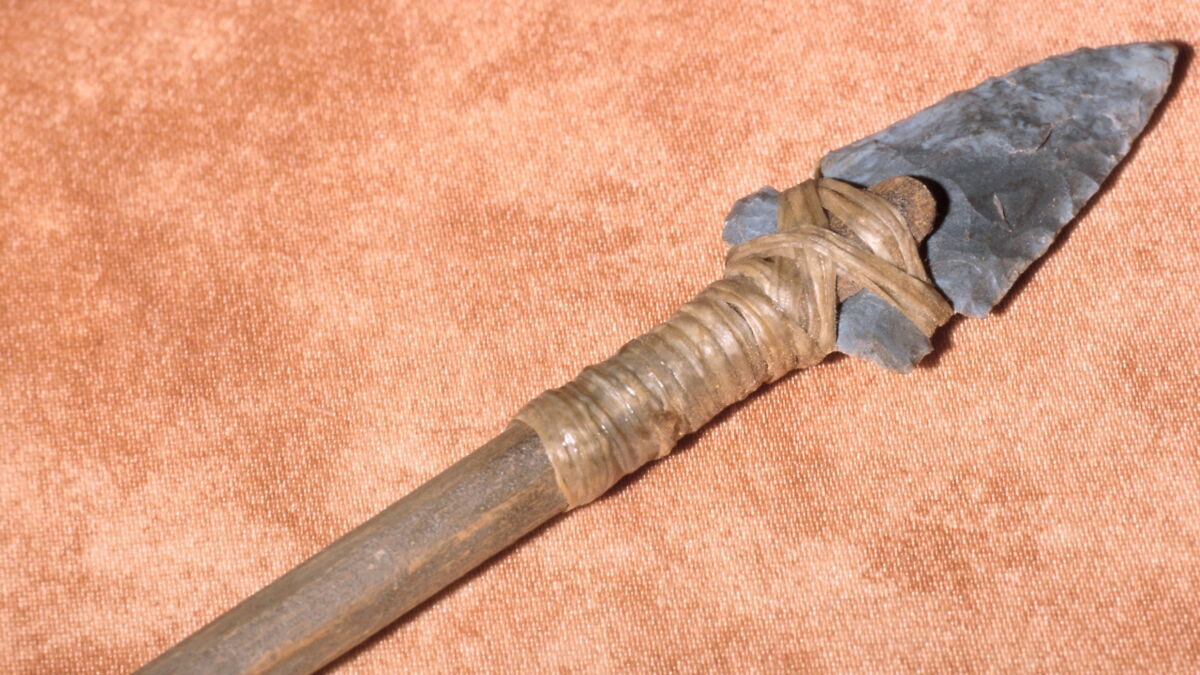 Diese antike Waffe, die in einer Höhle gefunden wurde, ist eine ...