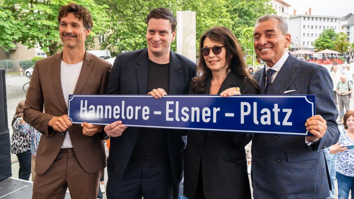 Politik und Prominenz weihen Hannelore-Elsner-Platz in Frankfurt ein