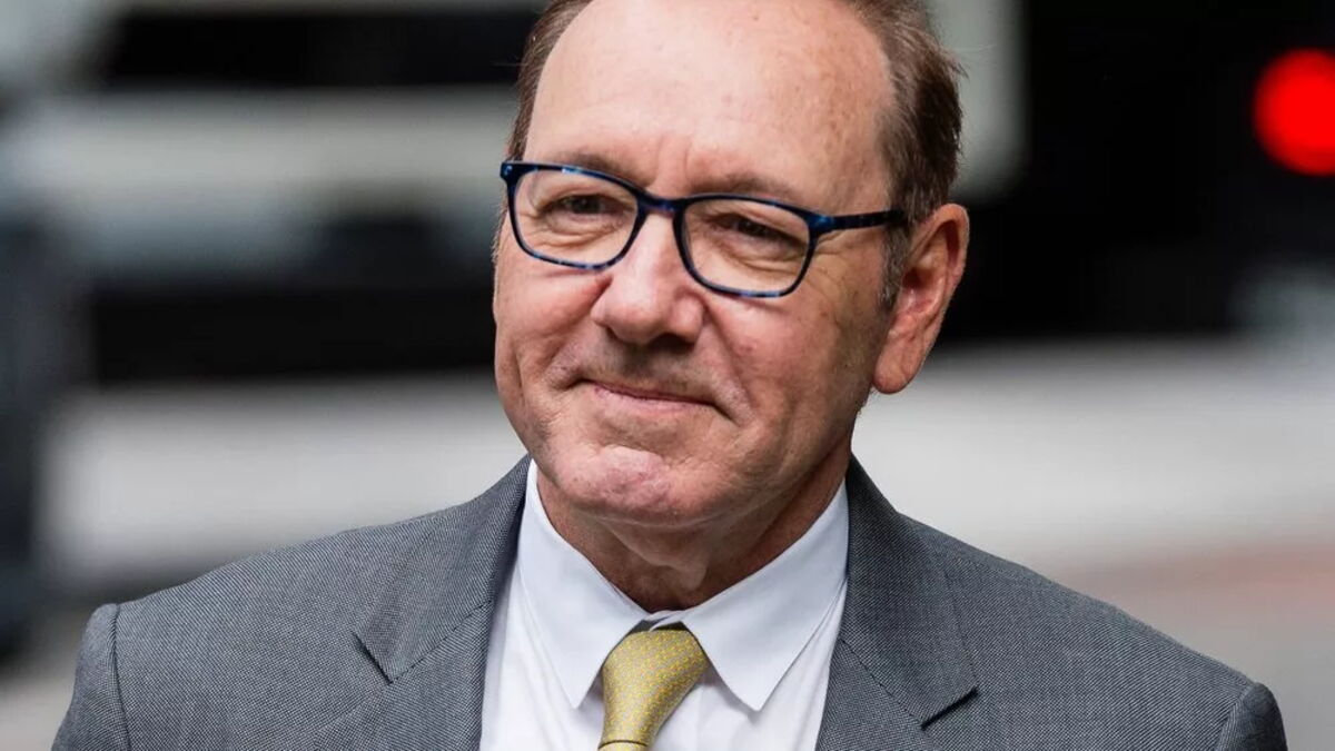 Neues Video: Kevin Spacey bleibt bizarrer Weihnachtstradition treu