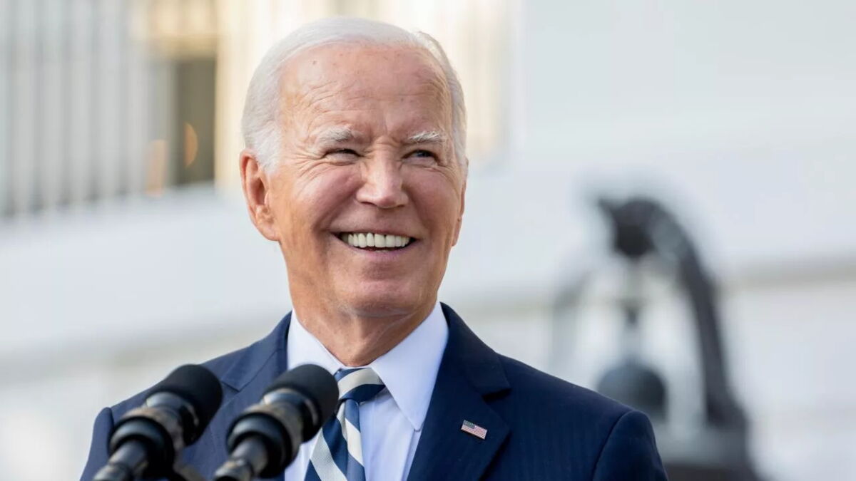 Joe Biden trägt Trump-Kappe bei Auftritt - Weißes Haus muss Erklärung ...