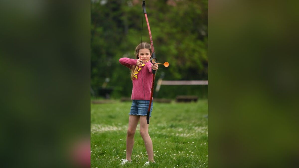 Mit Bravour: Prinzessin Charlotte übt sich im Bogenschießen