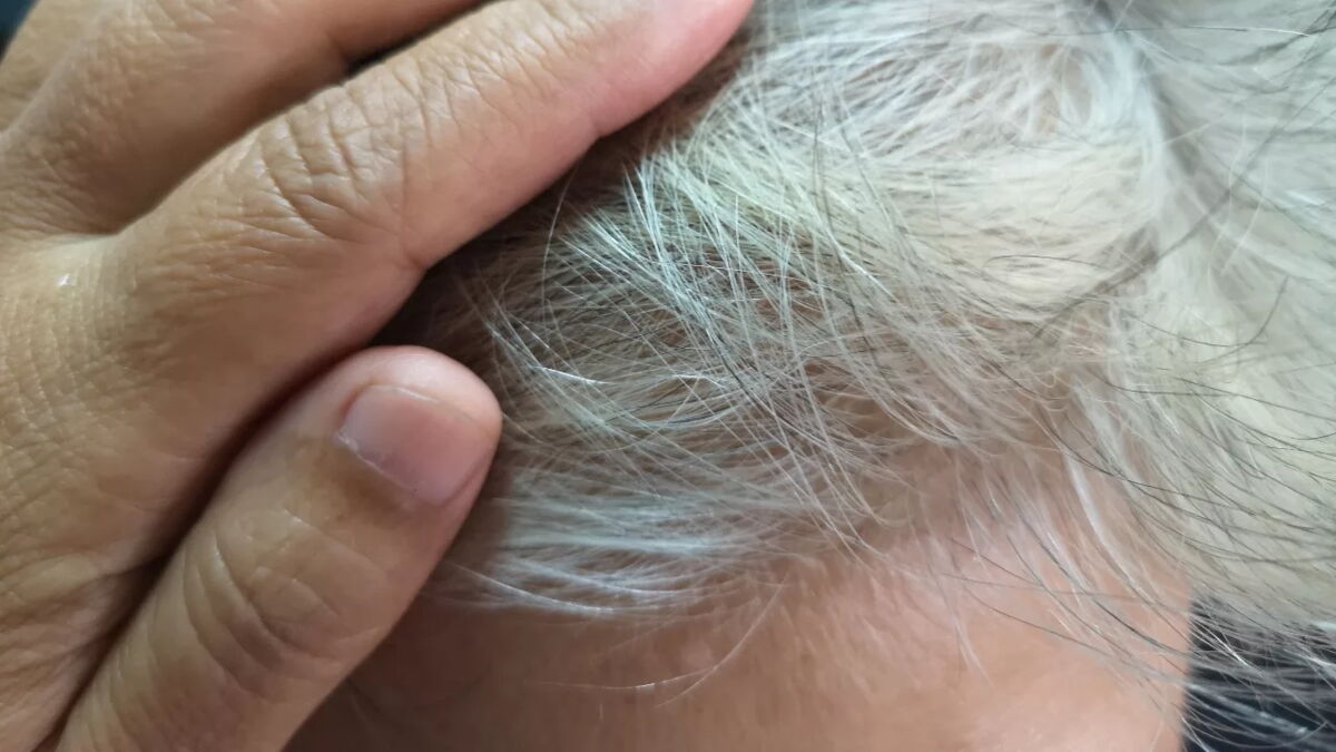 Haarausfall in den Wechseljahren: Diese tägliche Übung soll helfen ...
