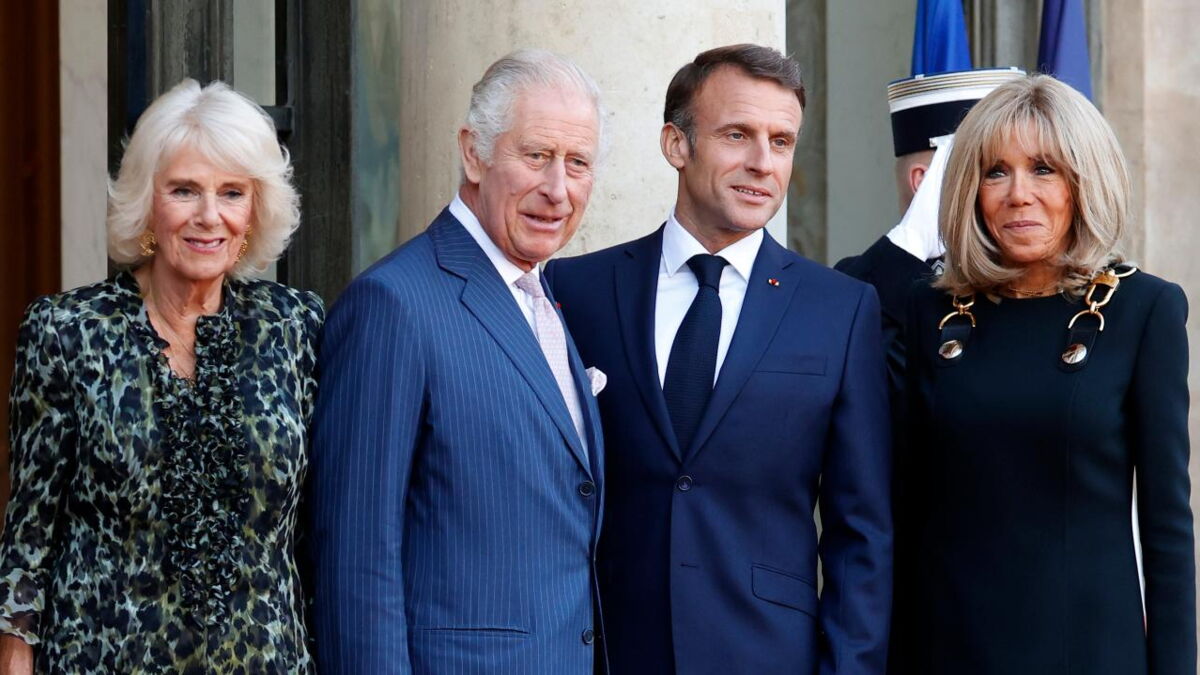 König Charles III. und Camilla haben viel mit Emmanuel und Brigitte ...