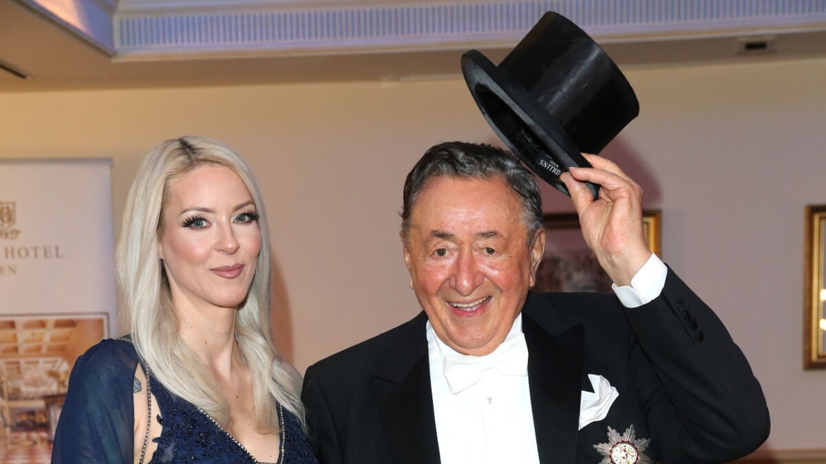 Witwe von Richard Lugner noch in tiefer Trauer: "Es schmerzt noch immer ...