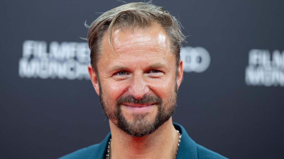 "Jedermann"-Schauspieler Philipp Hochmair berichtet von "dunkler" Kindheit