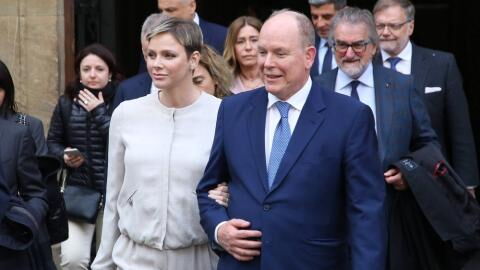 Gute Laune: Fürst Albert mit Charlène und Camille beim Rotkreuzball