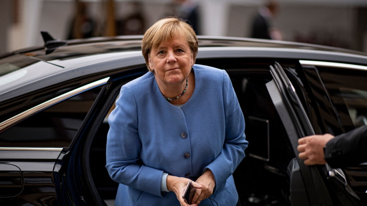 Bodyguard schützt Angela Merkel nicht: Sie wird Opfer eines Diebstahls