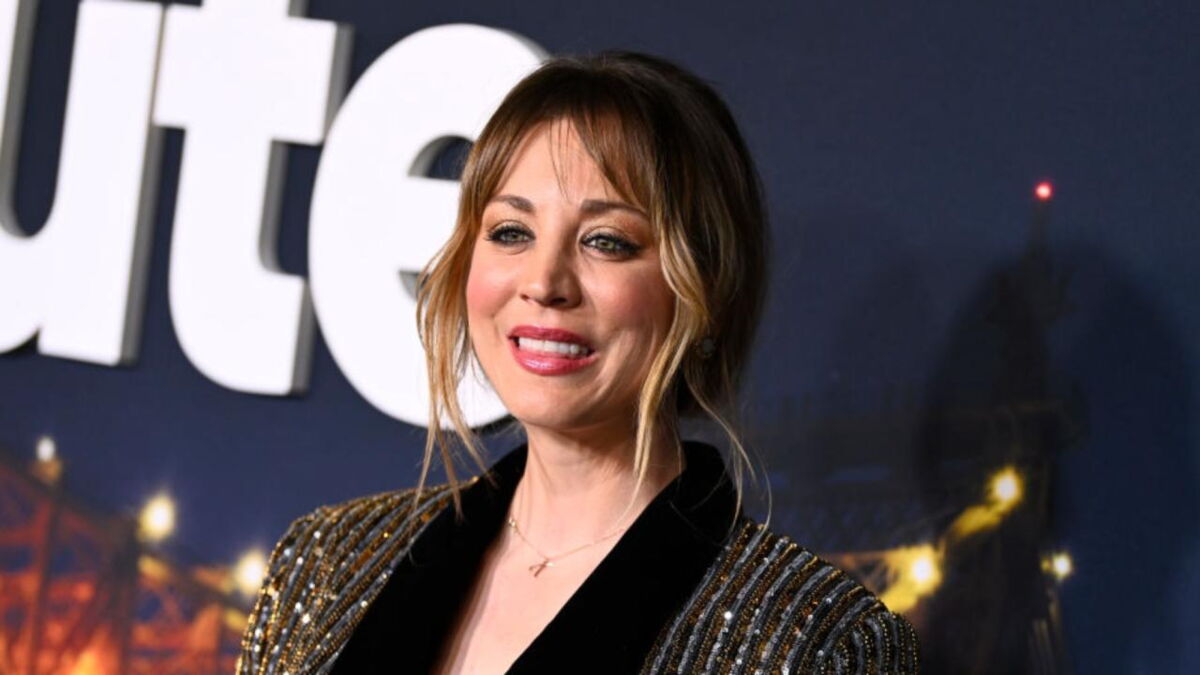 Kaley Cuoco muss ihren Babybauch während der Dreharbeiten verstecken