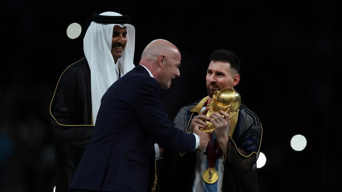 WM 2022: Das trug Lionel Messi, als ihm der WM-Pokal überreicht wurde