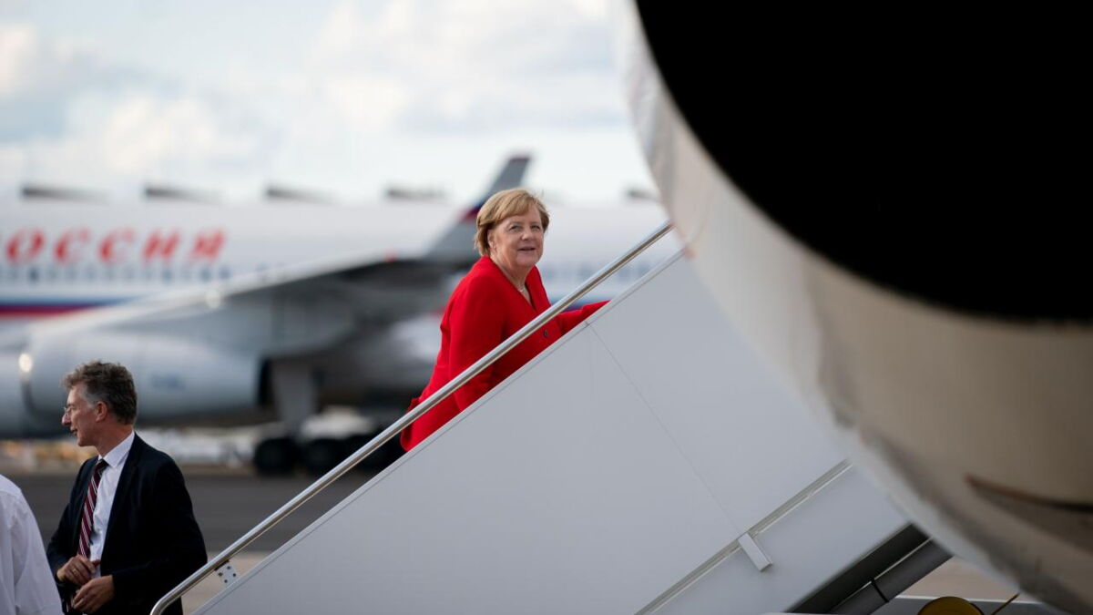 Im Flieger entdeckt: Angela Merkel fliegt bodenständig in der Economy Class