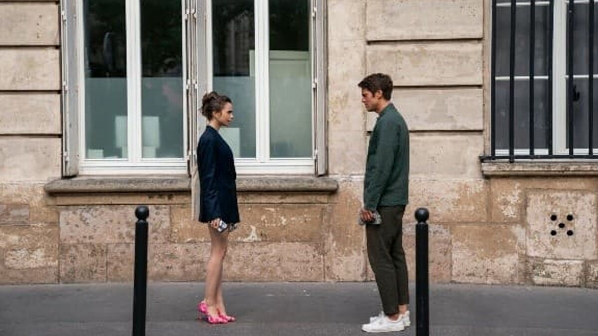 "Emily in Paris": Was läuft hinter den Kulissen zwischen den Hauptfiguren?