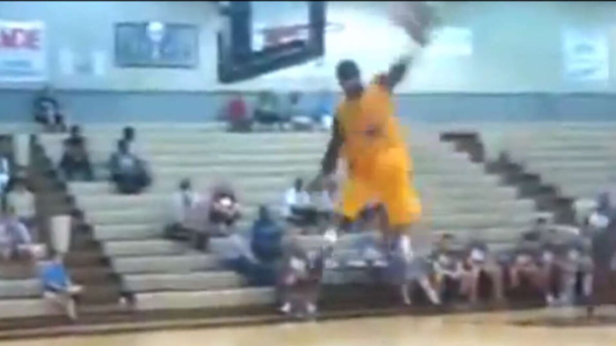 Insolite: Roscoe Johnson explose un panier de basket après un dunk ...