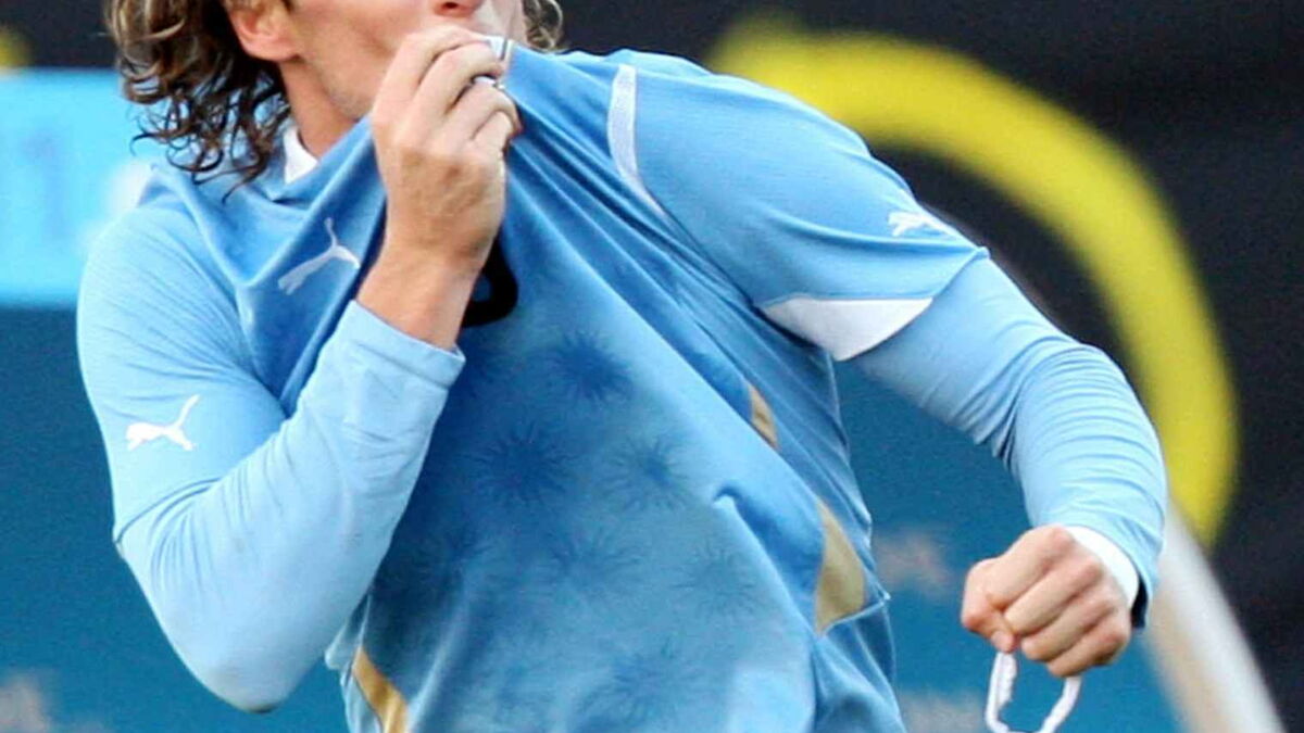 Atlético Madrid : Diego Forlan remplacera Samuel Eto'o à l'Inter Milan