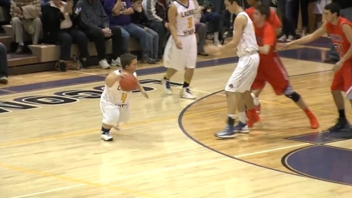 Un nain joue son premier match de basket et marque un panier