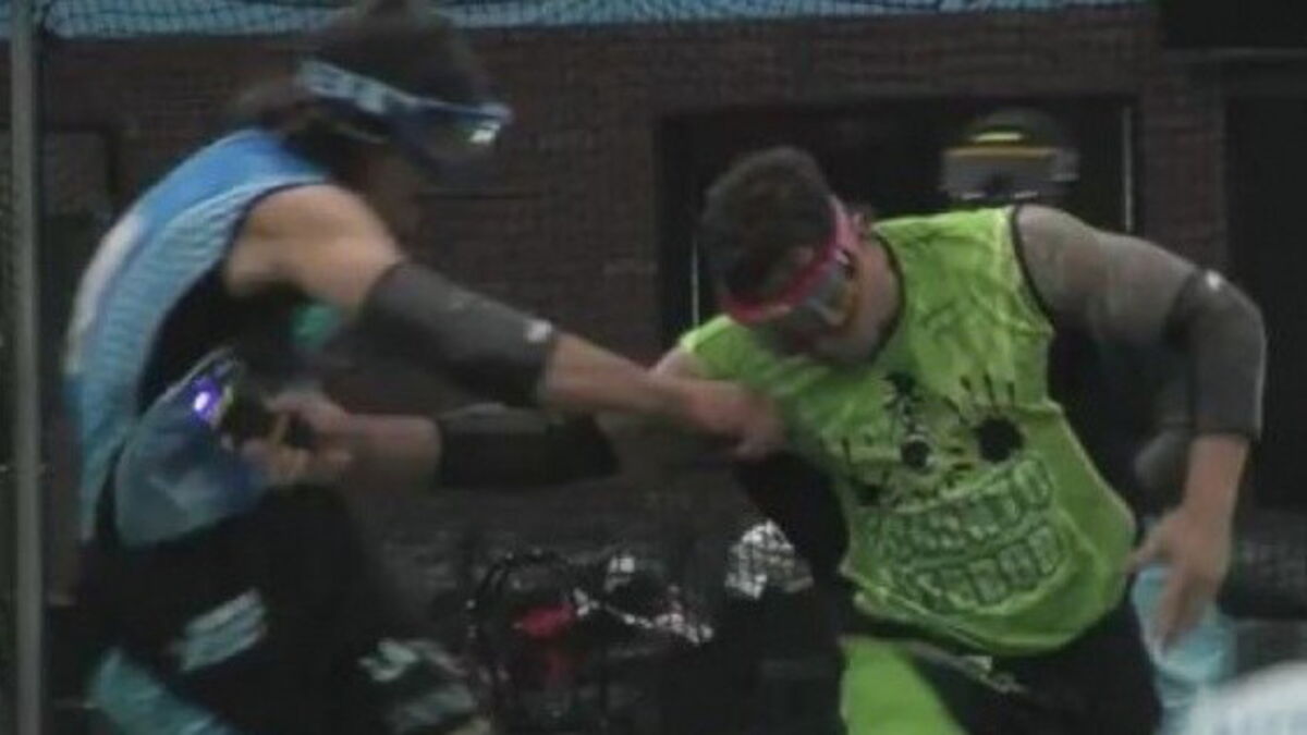 Jouer au football avec un taser : Découvrez le sport le plus douloureux ...